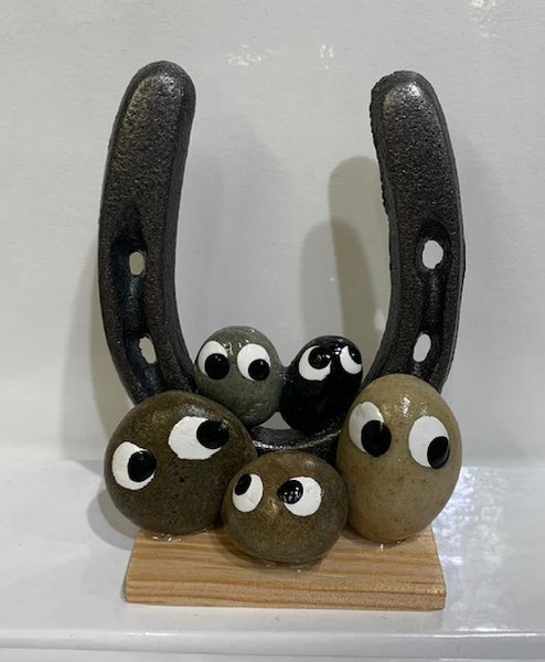 PP0012-PP Horseshoe FIG : Figurine – Solvang Pebble People